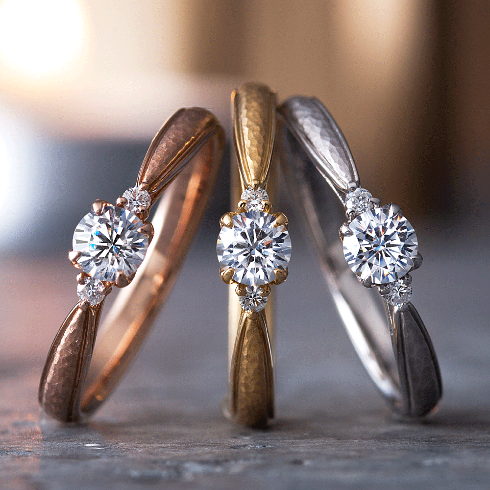 〈Hanna〉Hammered K18 gold engagement ring with 0.30ct lab diamond & 0.0 ...