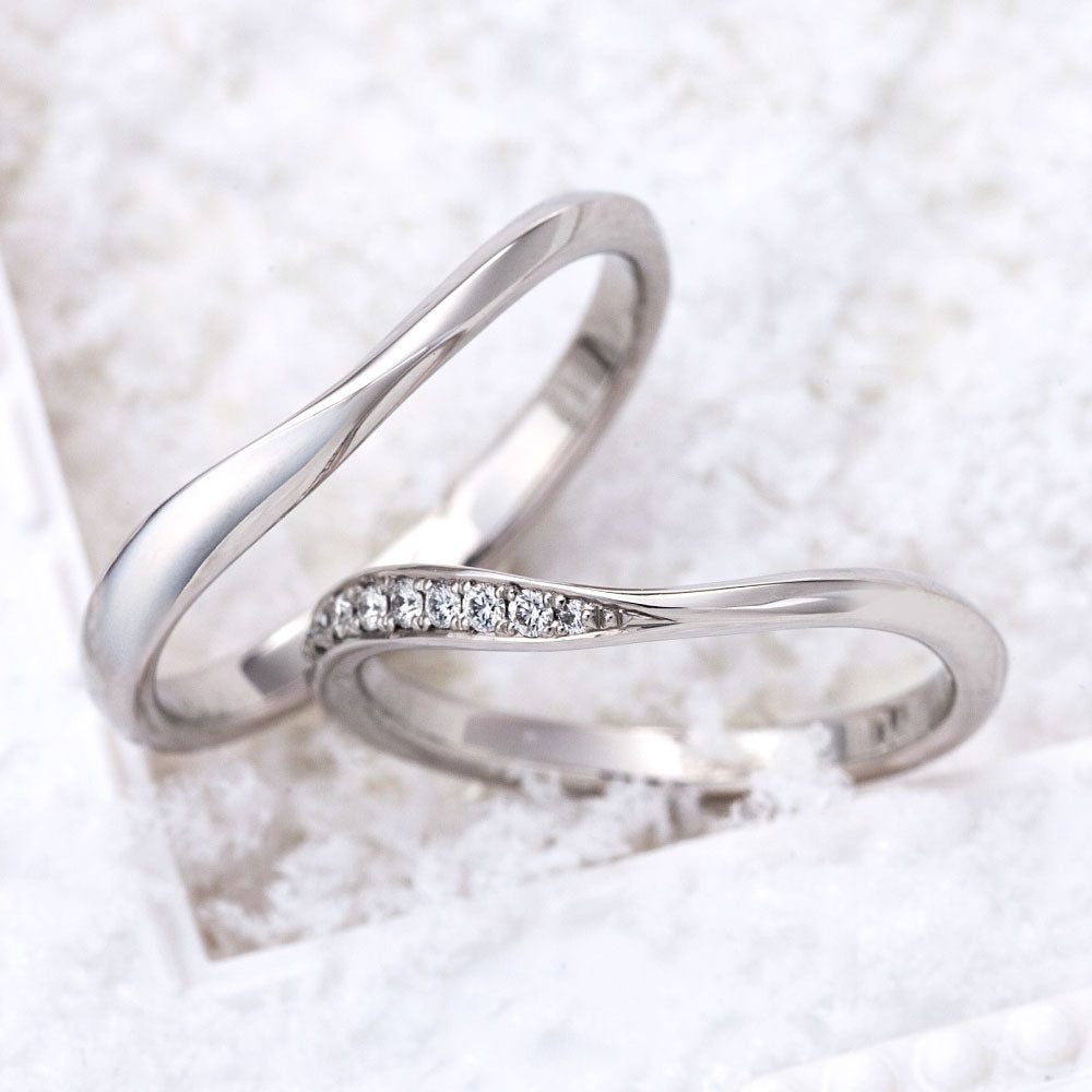 〈Flot〉Platinum Wedding Rings – Women’s with 0.07ct Diamond / Men’s Pla ...